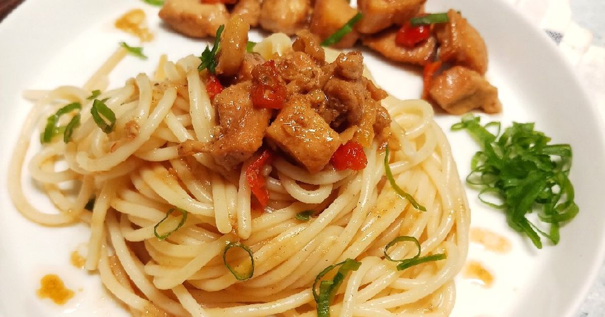 Resep Spaghetti Ayam Baceman Bawang oleh dapurVY - Cookpad