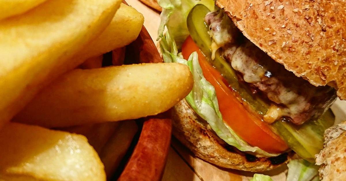 Oh so simple burgers Recipe by oakleys_eats - Cookpad
