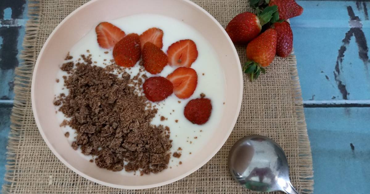 Resep Yoghurt with Strawberry and Choco Oat Crumble oleh Bunda Ei - Cookpad