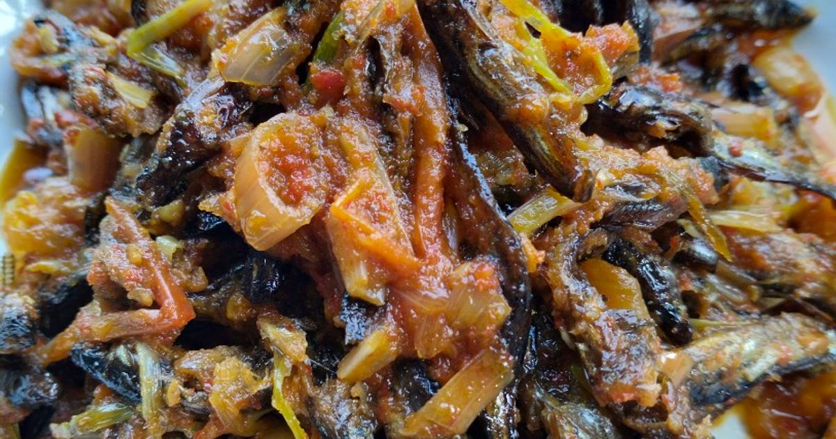 Resep Tumis Pedas Ikan Asap & Bawang Rambut oleh Puni - Cookpad