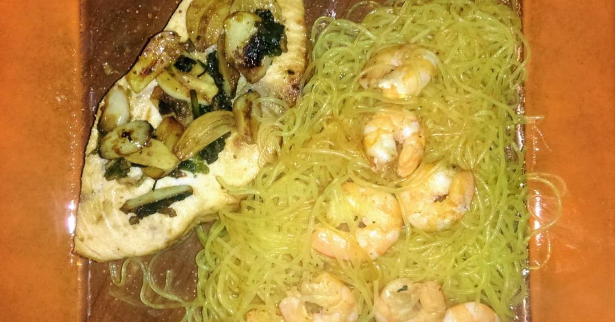 Pez espada al ajillo y fideos cristal salteados con langostinos, curry ...