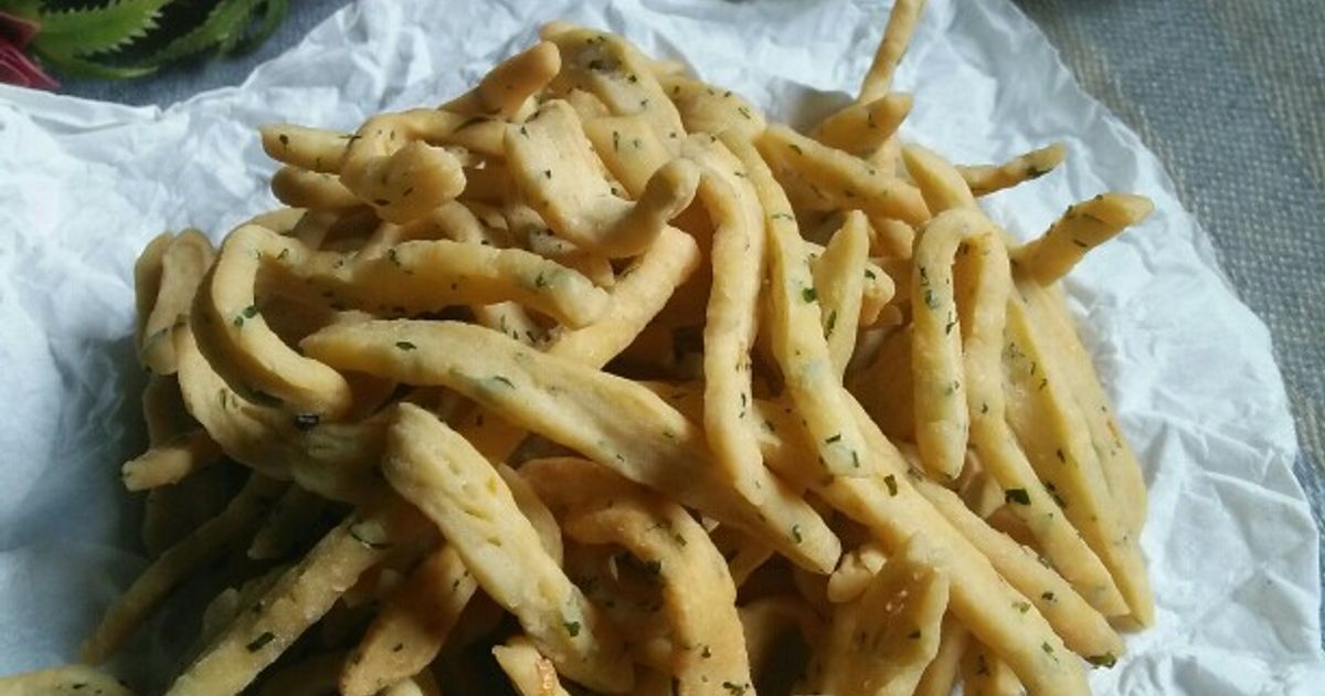 Resep Stik Bawang Daun Seledri oleh IfaRaa - Cookpad