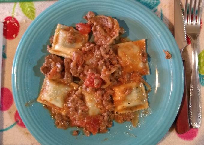 Ravioles caseros de espinacas y queso pategras con salsa boloñesa ...