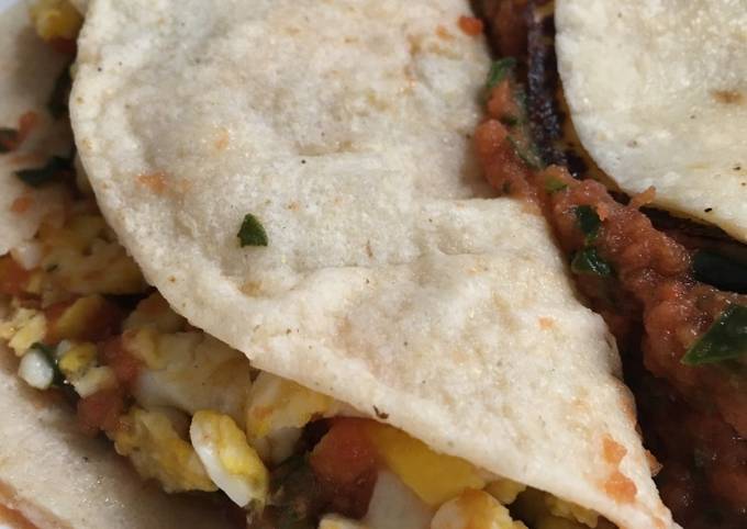 Tacos de huevo con queso panela entomatado Receta de Carolina Barrios ...