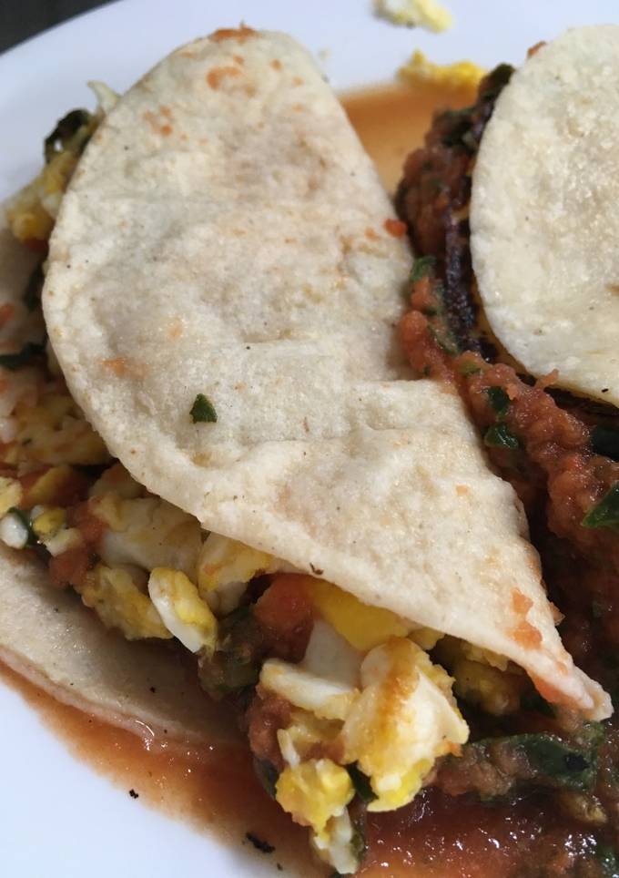 Tacos de huevo con queso panela entomatado Receta de Carolina Barrios ...