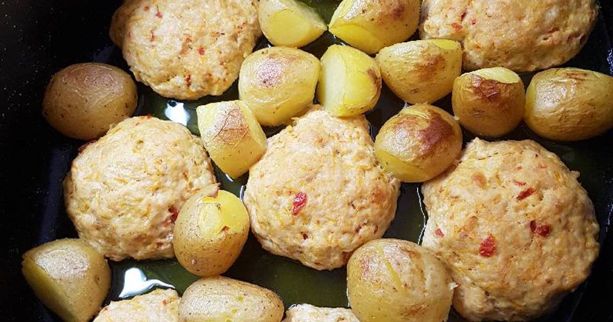 Κοτομπιφτέκια με πατάτες baby στη γάστρα Συνταγή από τον/την Ελενη ...
