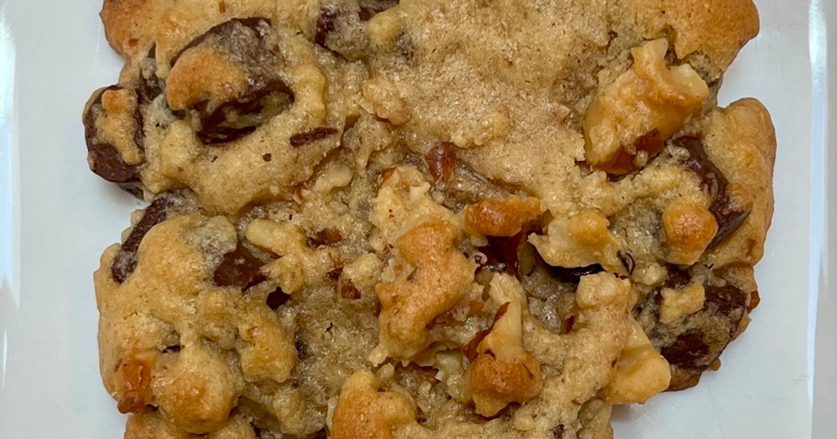 Chocolate chip cookies, thick with crispy edges Recipe by e s - Cookpad