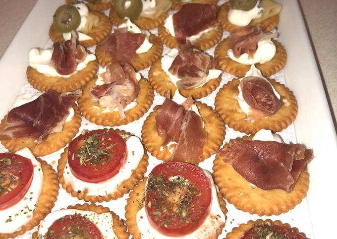 Canapés con galletitas Rex Receta de Karina Lopez- Cookpad