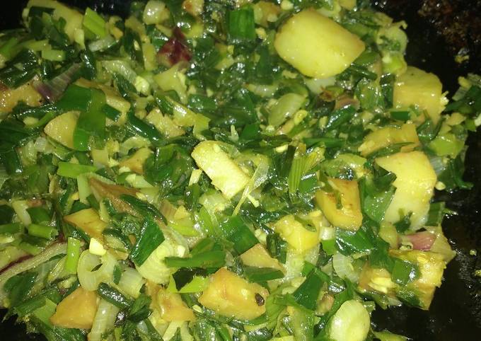 Spring onion and potato mix Recipe by Harpreetkaur Kaur - Cookpad