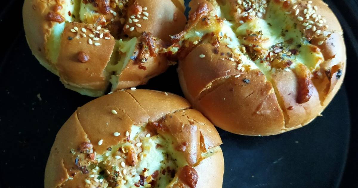 Cheesy Garlic Bun Recipe by Darshana Patel - Cookpad