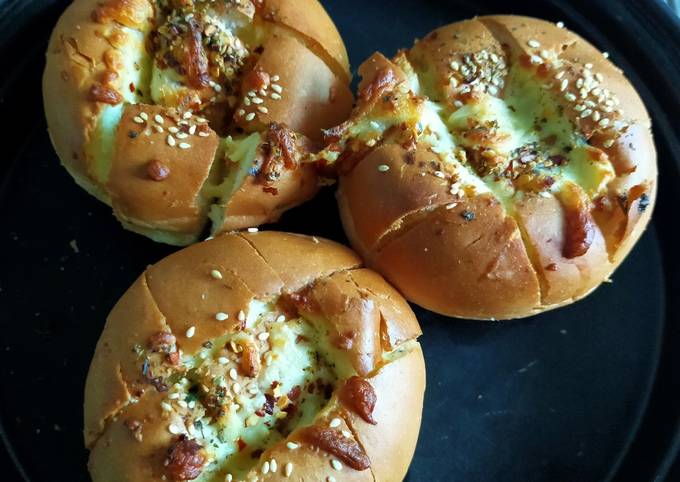 Cheesy Garlic Bun Recipe by Darshana Patel - Cookpad