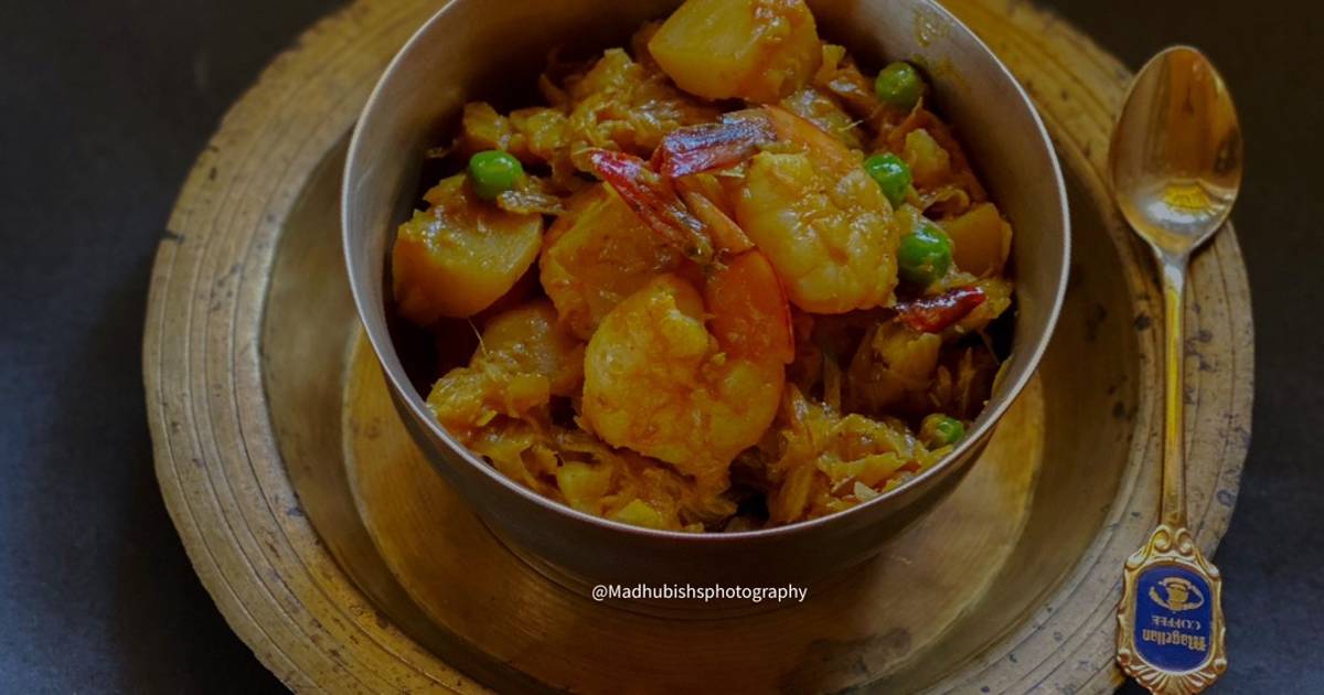 Bandhakopi’r Ghonto Chingri diye (Cabbage Ghonto with prawns) Recipe by ...
