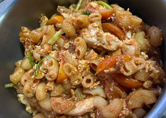 สูตร ผัดมักกะโรนีไก่ โดย เด็กอ้วน - Cookpad