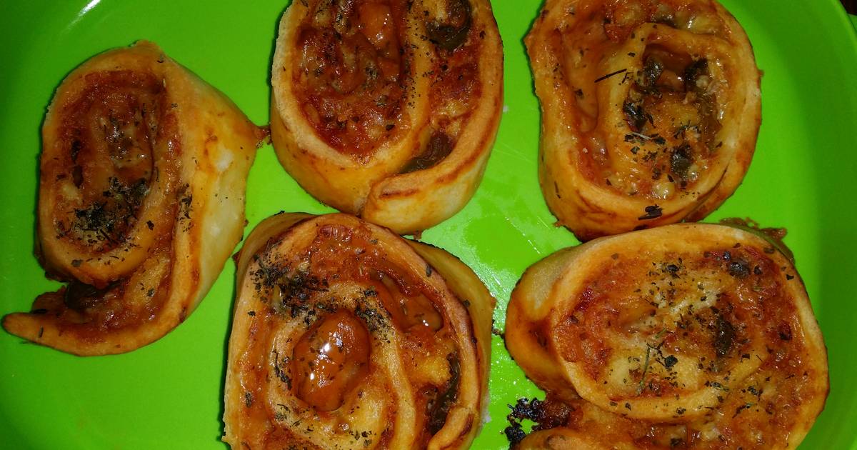 Easy Pizza Scrolls Recipe by Reshma Venugopal - Cookpad
