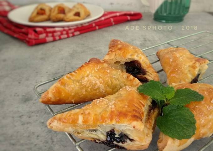 Resep Puff Pastry isi pisang coklat oleh Ni Made Sri Utami - Cookpad