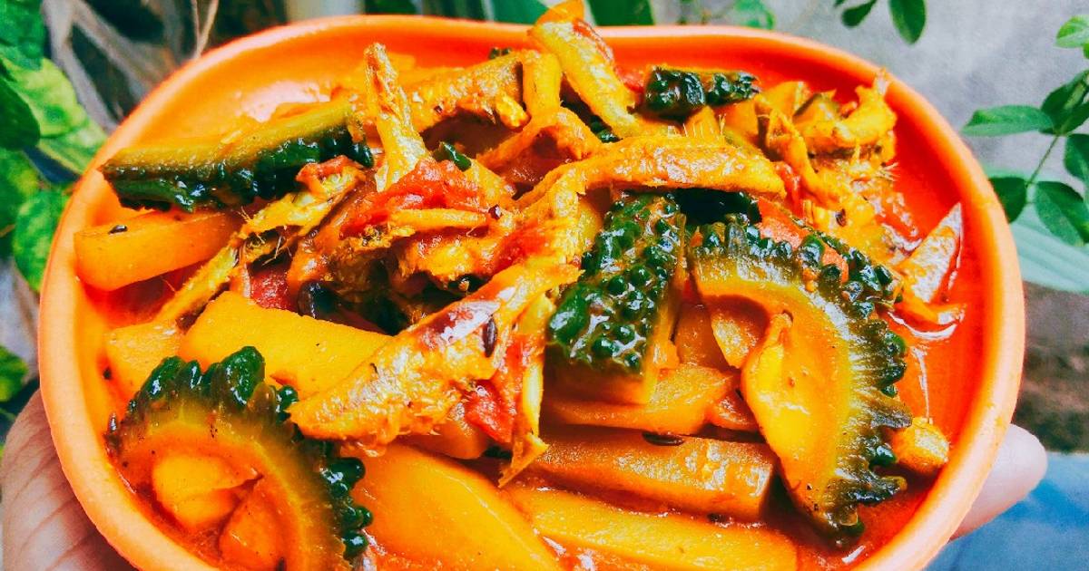 Prasadi Debnath দ্বারা মৌরলা মাছ দিয়ে উচ্ছে আলুর তরকারি(mourala mach ...