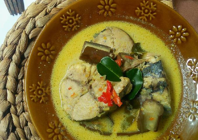 Resep Tongkol Santan Kuning oleh Agustin Nur Hasanah - Cookpad