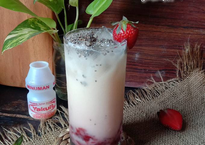 Resep Es Stroberry Yakult oleh Evis Dewi Sarwendah - Cookpad
