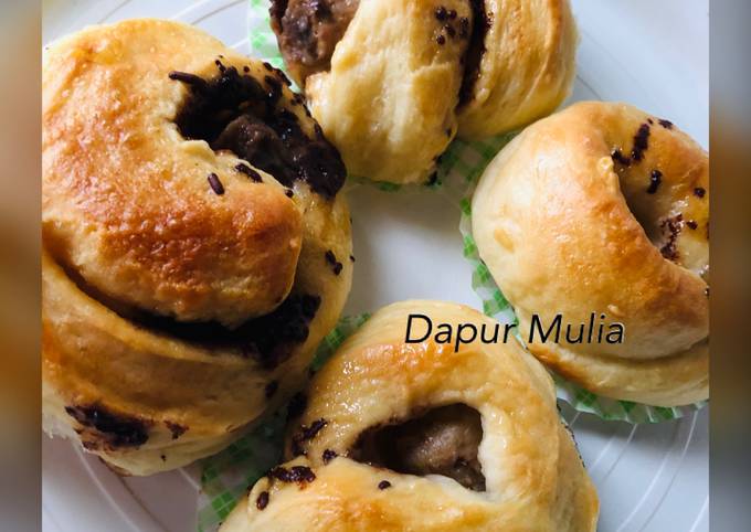 Resep Roti isi pisang kacang coklat oleh Dapur Mulia - Cookpad
