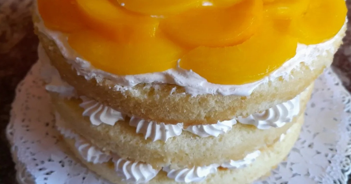 Torta Desnuda Decorada Con Duraznos Receta de Gladis Ocampo