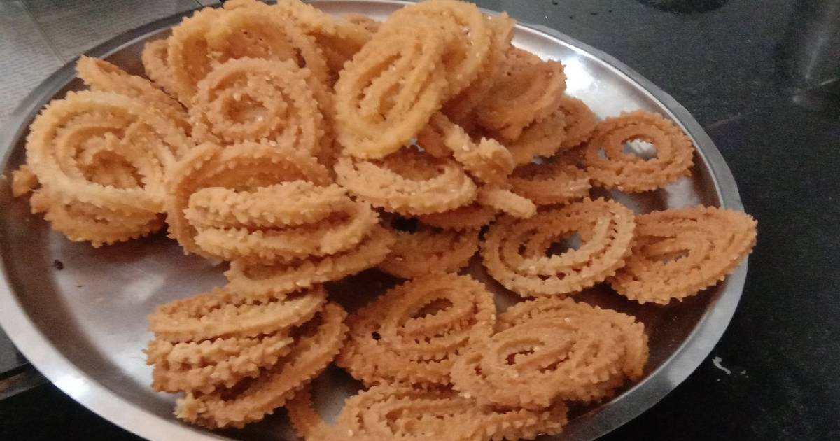 Rice atta chakli Recipe by Daxa Parmar - Cookpad