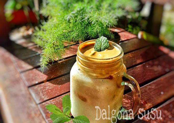 Resep Dalgona susu mint Gula aren oleh Eliza Mahyawi - Cookpad