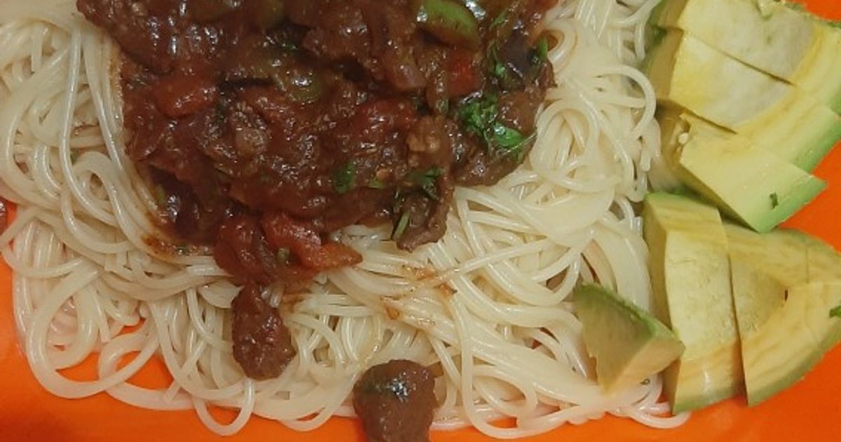 Spaghetti With Beef Stew Recipe by rodgers ambasi - Cookpad