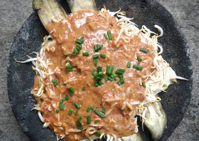 Resep Pecel Terong Tempe Kukus oleh Miss Daroinie - Cookpad