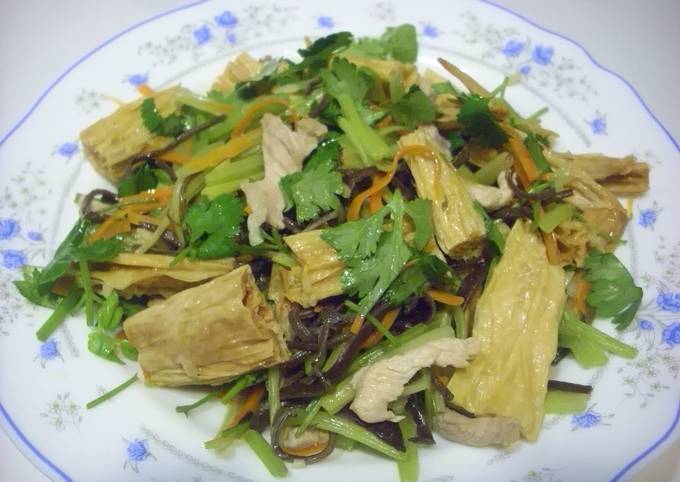 Fried Yuba with Fungus and Celery 黑木耳芹菜炒腐竹 食譜與作法 by 搖滾廚房 Rock Kitchen ...
