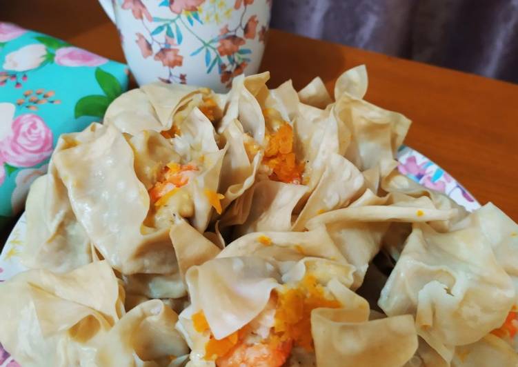 Resep Pangsit isi Tuna Udang oleh Ibuk Kanzia - Cookpad