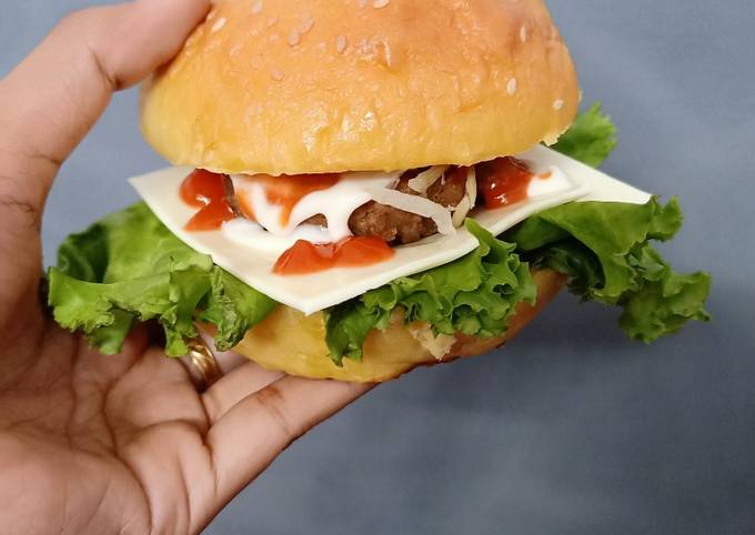 Resep Burger homemade oleh Erike Dwi Cahyani - Cookpad