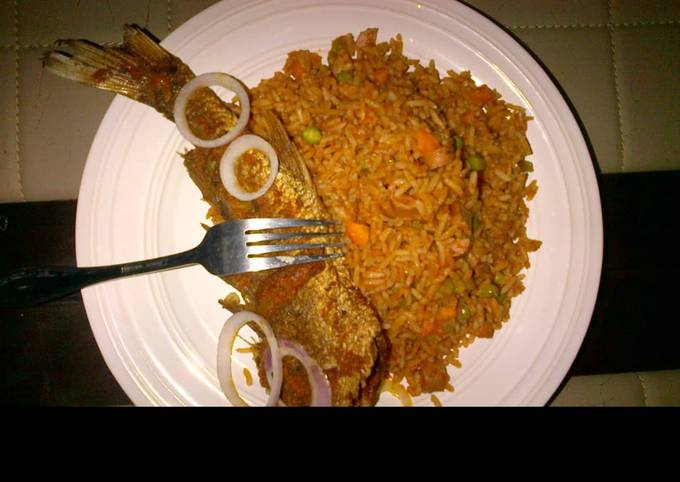 Jollof rice and fried fish Recipe by Miss Sally - Cookpad
