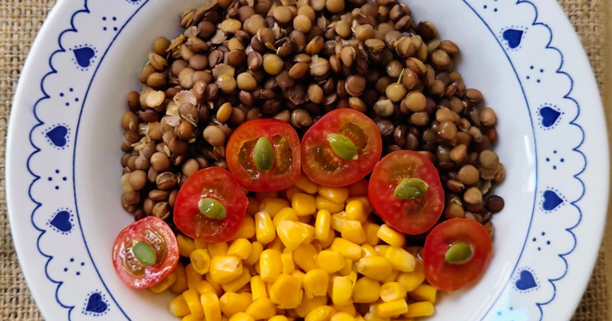 Ensalada Completa, Sencilla Y Económica De Lentejas, Maíz, Semillas De ...