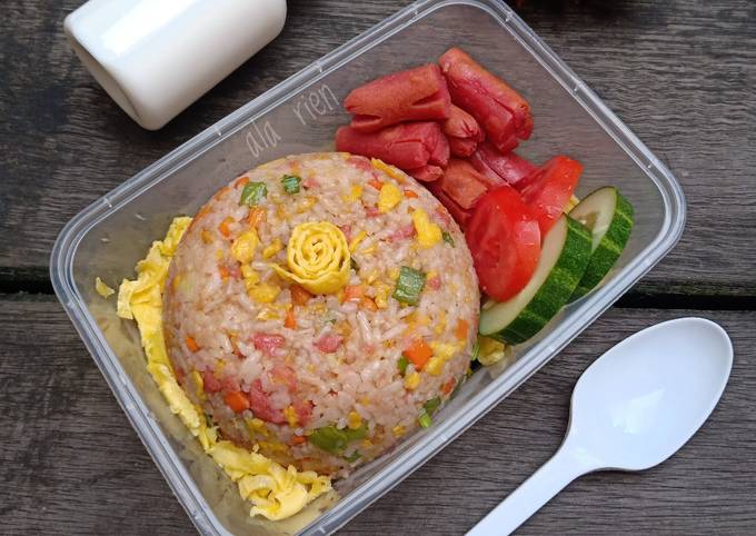Resep Bento Nasi Goreng Sosis Buncis Wortel oleh Ririn Kristanti - Cookpad