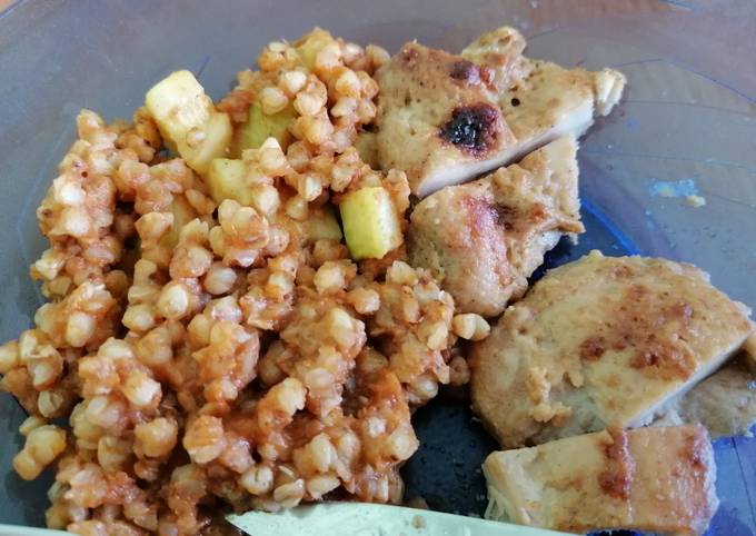 Mézes-tahinis csirke cukkinis hajdinával | Ribizlinez receptje ...