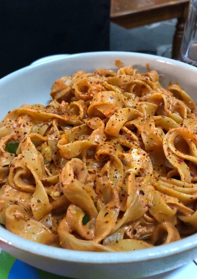 Rose sauce chicken pasta Recipe by Girl from Bahrain - Cookpad