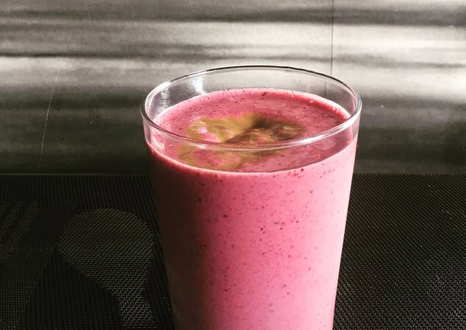 Smoothie de frutos rojos con peanut Receta de Laura Martín- Cookpad