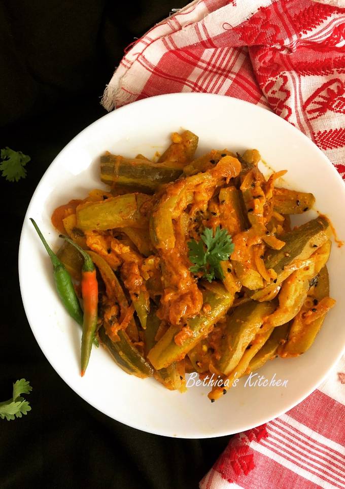 Kancha Aam diye Potoler Chorchori (Parwal Curry with Raw Mango ...