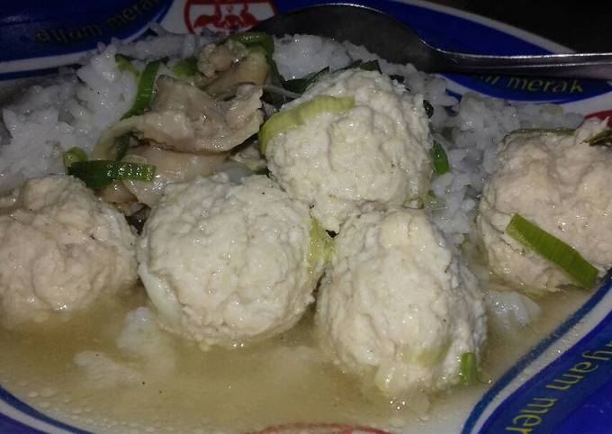 Resep Bakso Ayam Komplit Sederhana oleh Putri Novia - Cookpad