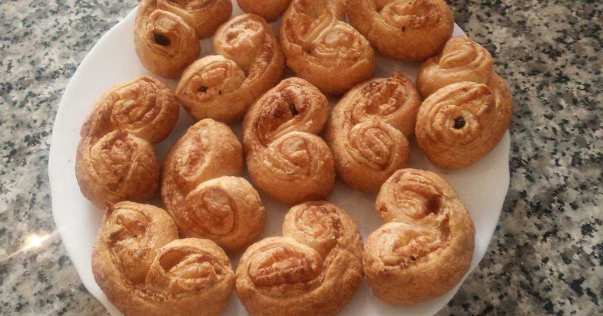 Palmeritas de hojaldre con azúcar, coco rallado y pasas Receta de ...