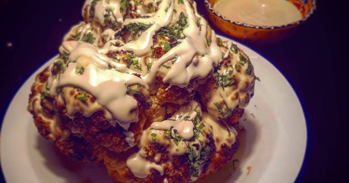 Coliflor entera asada con salsa Tahini Receta de Benjamín Majluf Adauy ... Coliflor entera asada con salsa Tahini Receta de Benjamín Majluf Adauy ...