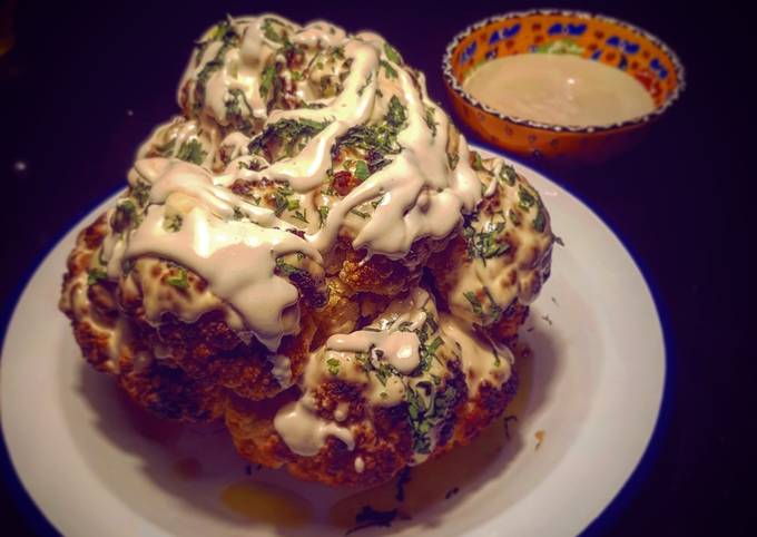 Coliflor entera asada con salsa Tahini Receta de Benjamín Majluf Adauy ... Coliflor entera asada con salsa Tahini Receta de Benjamín Majluf Adauy ...