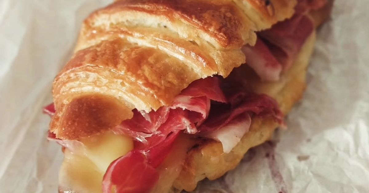 Croissant (V4) Relleno De Jamón Serrano Y Queso Fundido Receta de Toni ...
