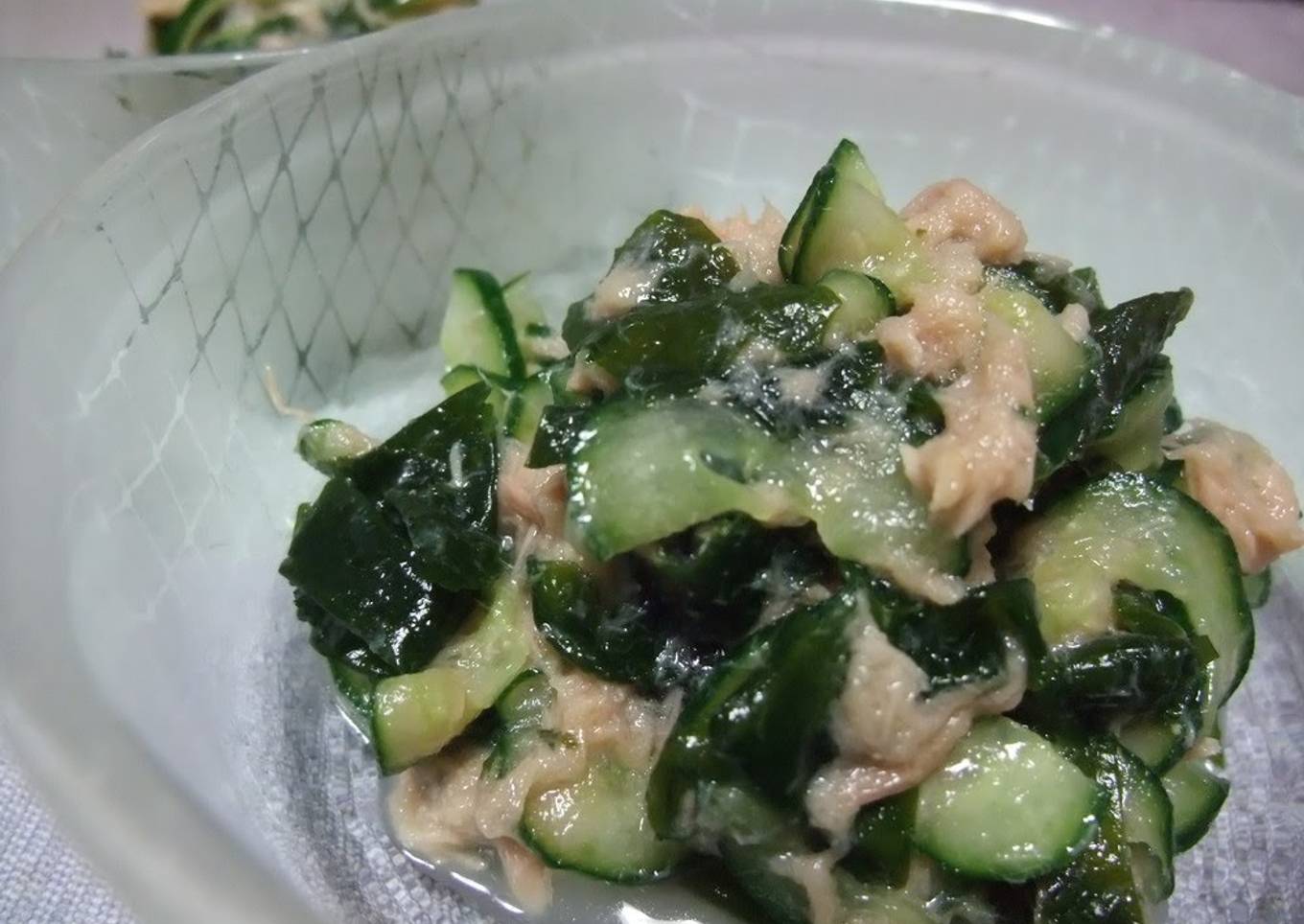 Tuna, cucumber and seaweed marinated with lemon juice