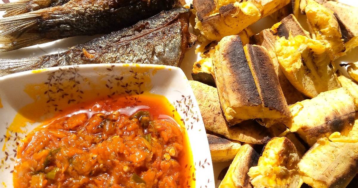 Boli, fried fish and pepper sauce Recipe by Mariya Balarabe Gambo - Cookpad