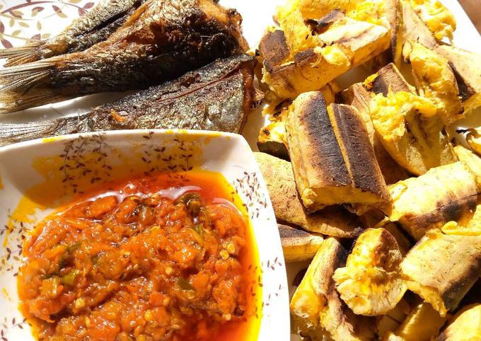 Boli, fried fish and pepper sauce Recipe by Mariya Balarabe Gambo - Cookpad