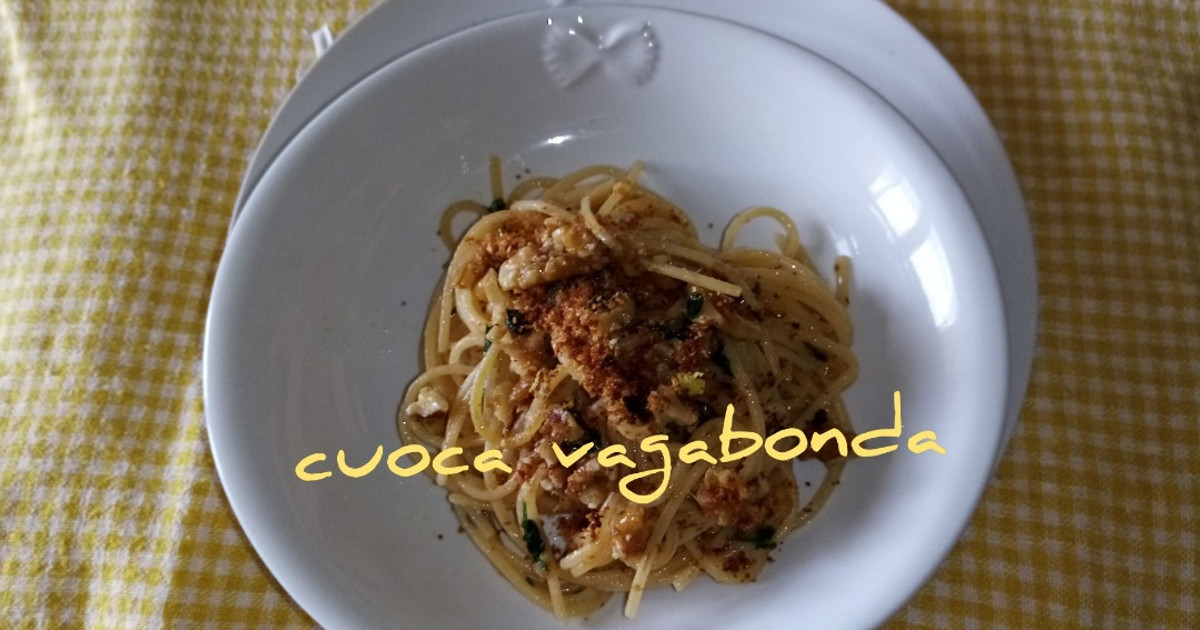Spaghetti With Garlic, Oil, Walnuts, And Lemon Flavored Toasted ...