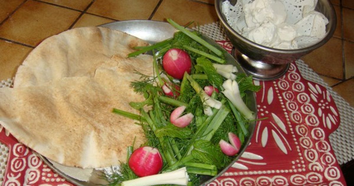 Traditional Herb Salad With Bread And Cheese Or Sabzi Khordan سبزی ...