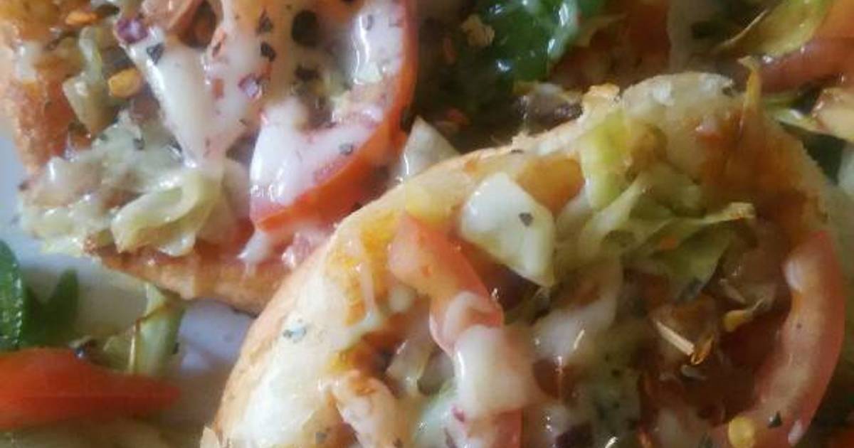 Mini pan pizza made with burger bun. Recipe by Ritu Prashant Mishra ...