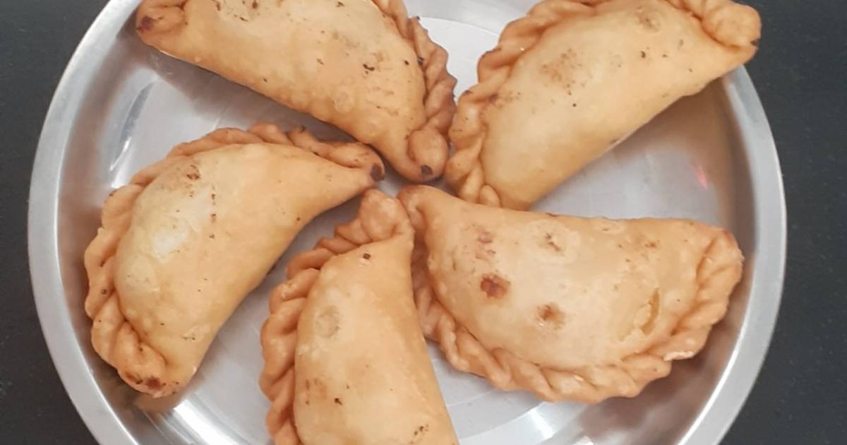 Gujiya - The traditional way Recipe by Sakshi Chaturvedi - Cookpad